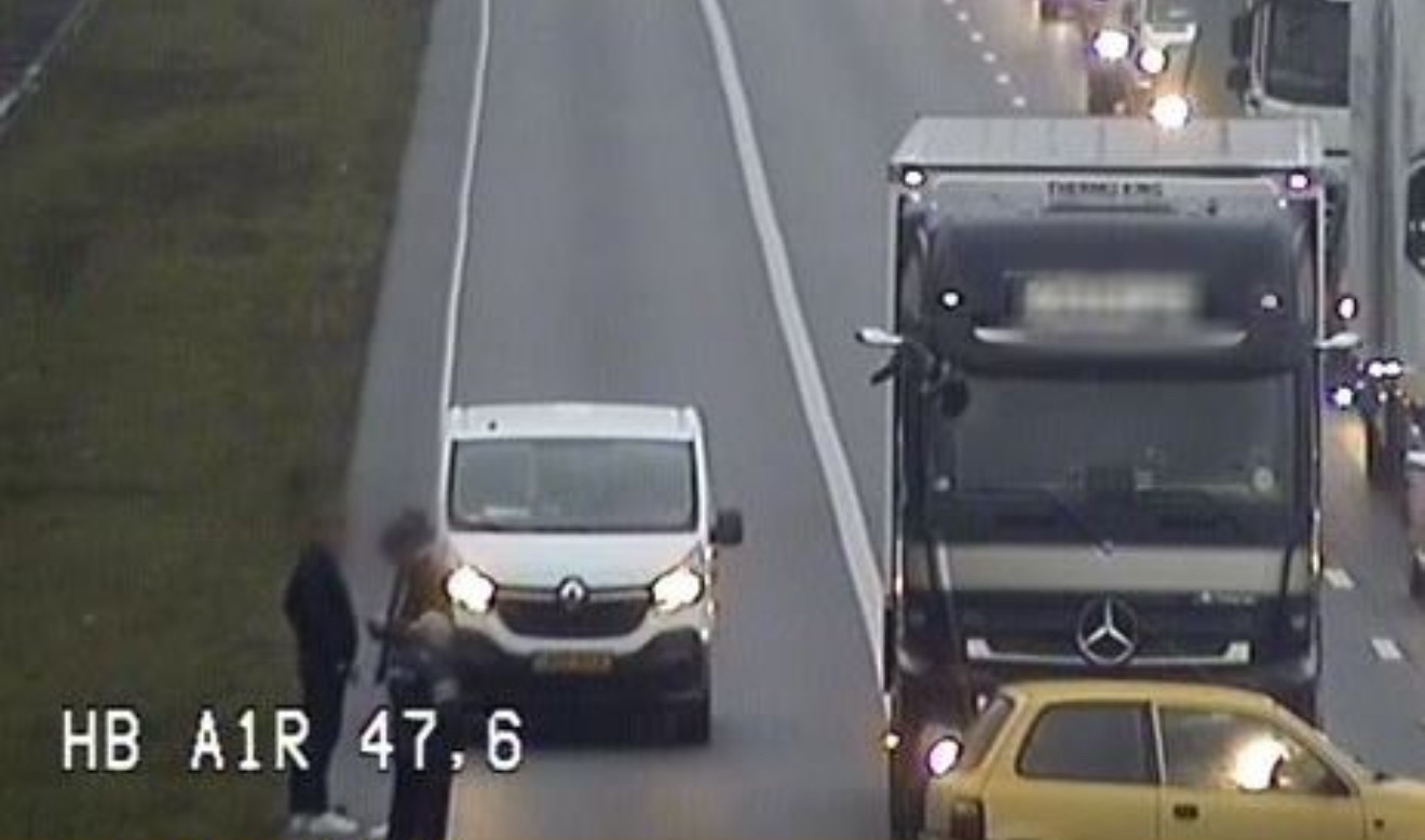Ruim 60 minuten vertaging na ongeval met vrachtwagen | 112 Nieuws Nederland