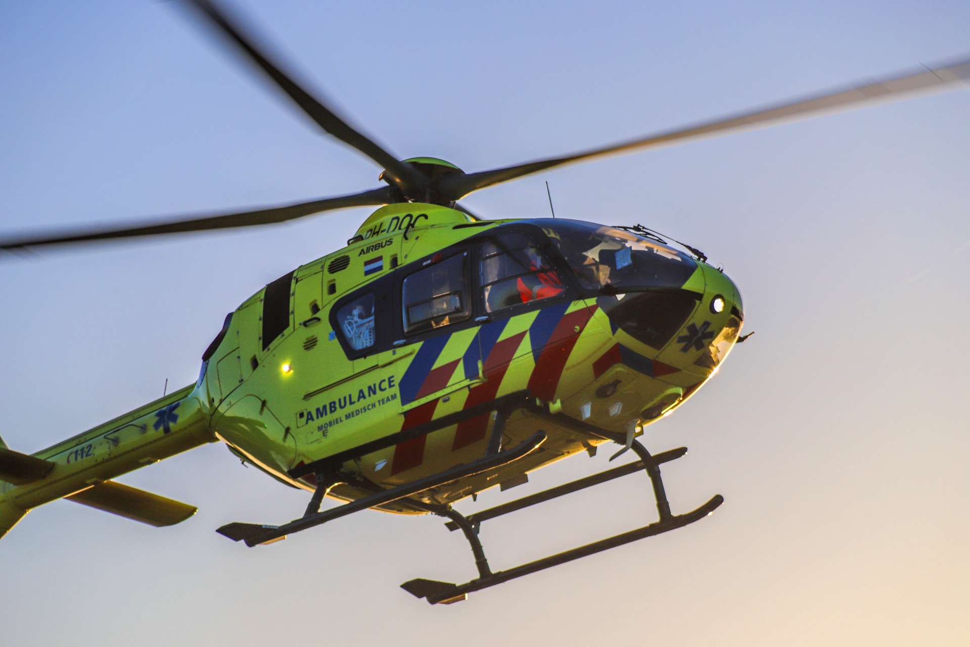 Vrouw overleden en man zwaargewond na ernstig ongeval tussen motor en auto | 112 Nieuws Nederland