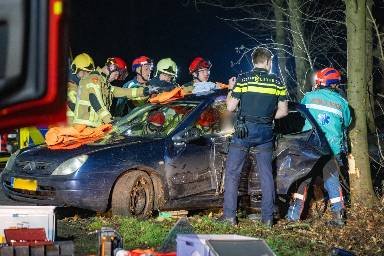 Automobilist botst hard tegen boom, brandweer bevrijdt bestuurder | 112 Nieuws Nederland