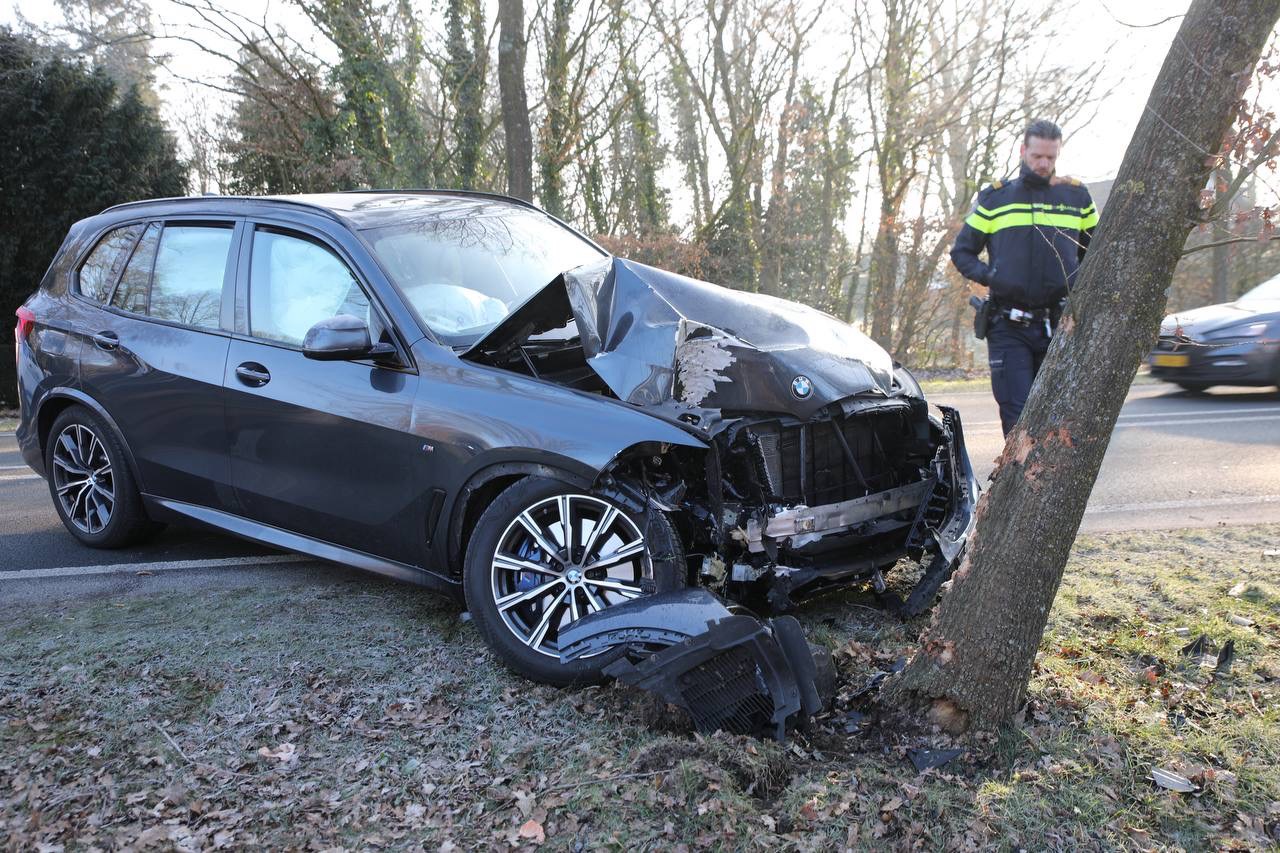 Automobilist botst hard tegen boom | 112 Nieuws Nederland