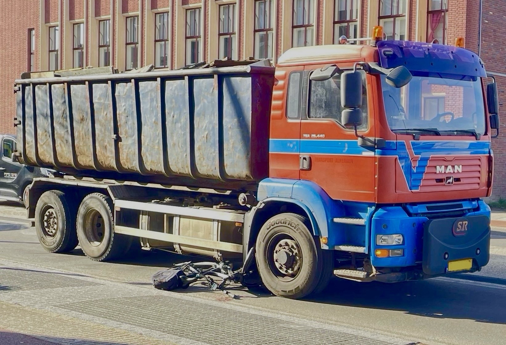 Fietser gewond na aanrijding met vrachtwagen | 112 Nieuws Nederland