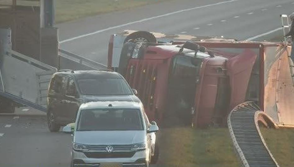 Vrachtwagen met koeien gekanteld, snelweg volledig dicht | 112 Nieuws Nederland