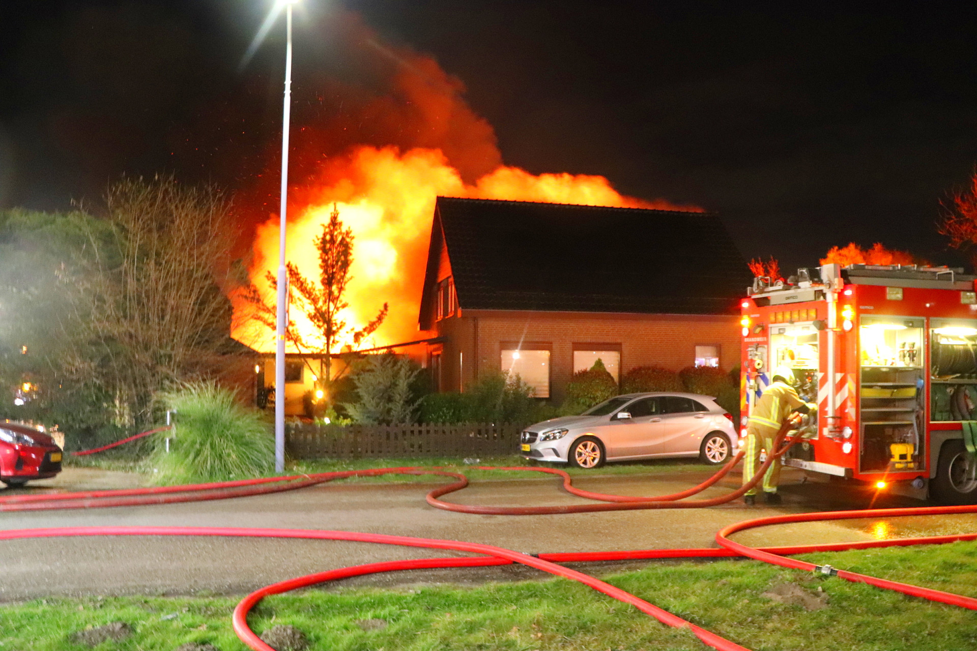 Grote uitslaande brand uitgebroken in loods, brandweer massaal ter plaatse | 112 Nieuws Nederland