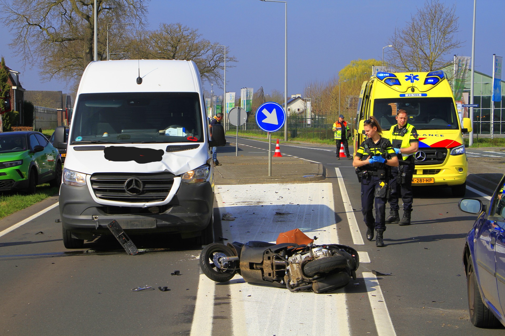 Scooterrijdster (18) overleden na ernstige aanrijding met bestelbus | 112 Nieuws Nederland