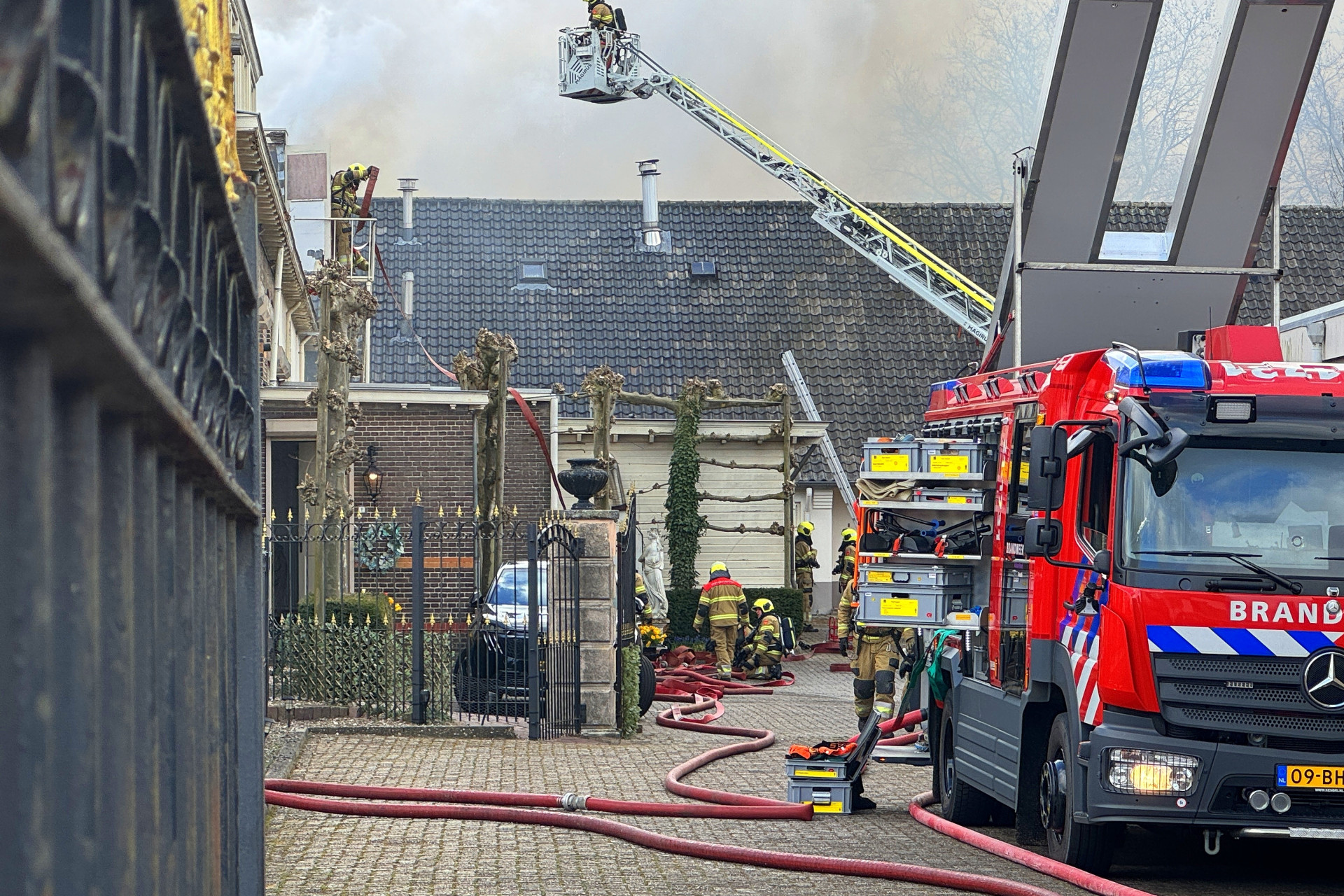 Zeer grote brand uitgebroken, NL-Alert verstuurd en geen treinverkeer ...