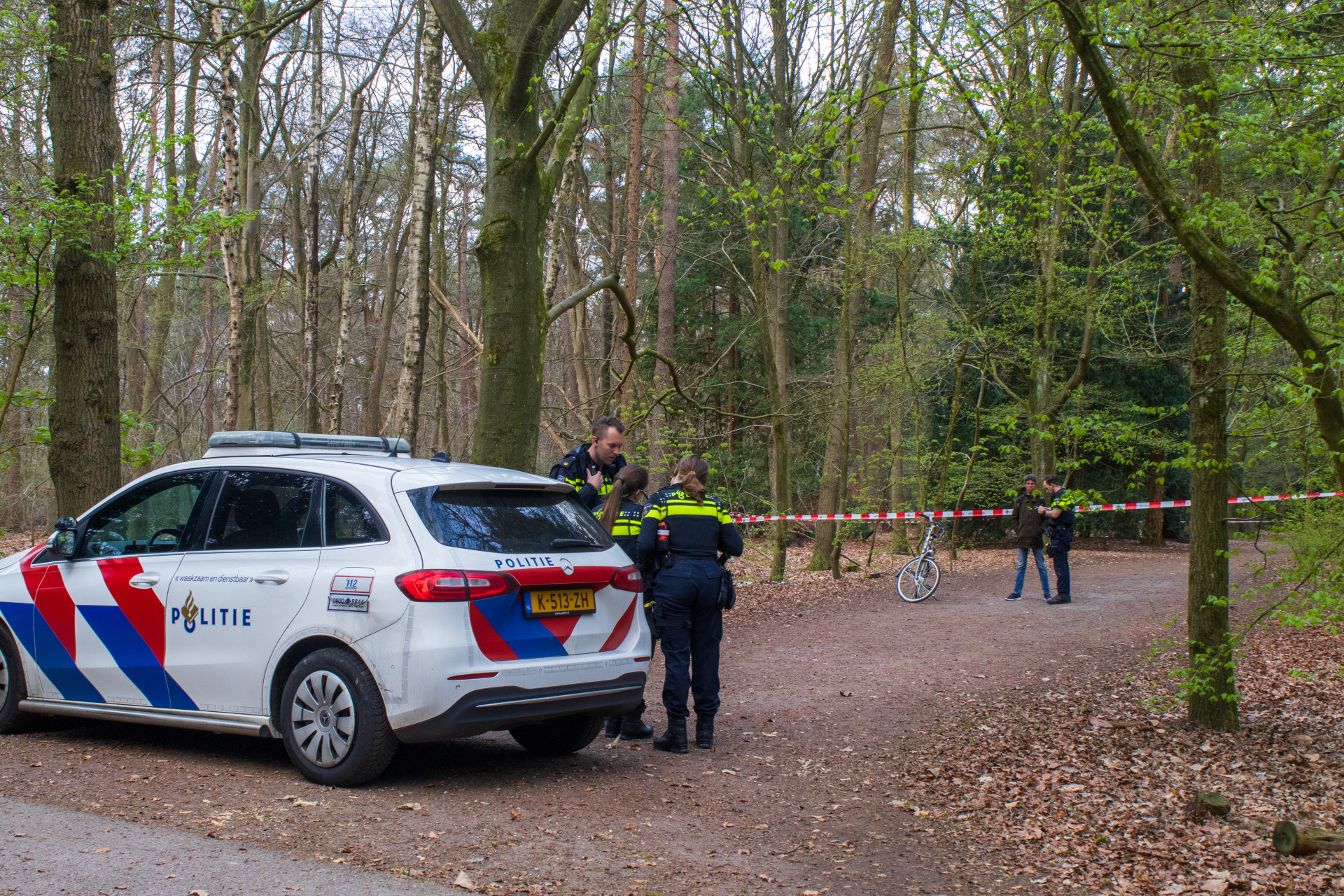 Overleden persoon gevonden in het bos, politie doet onderzoek | 112 Nieuws Nederland