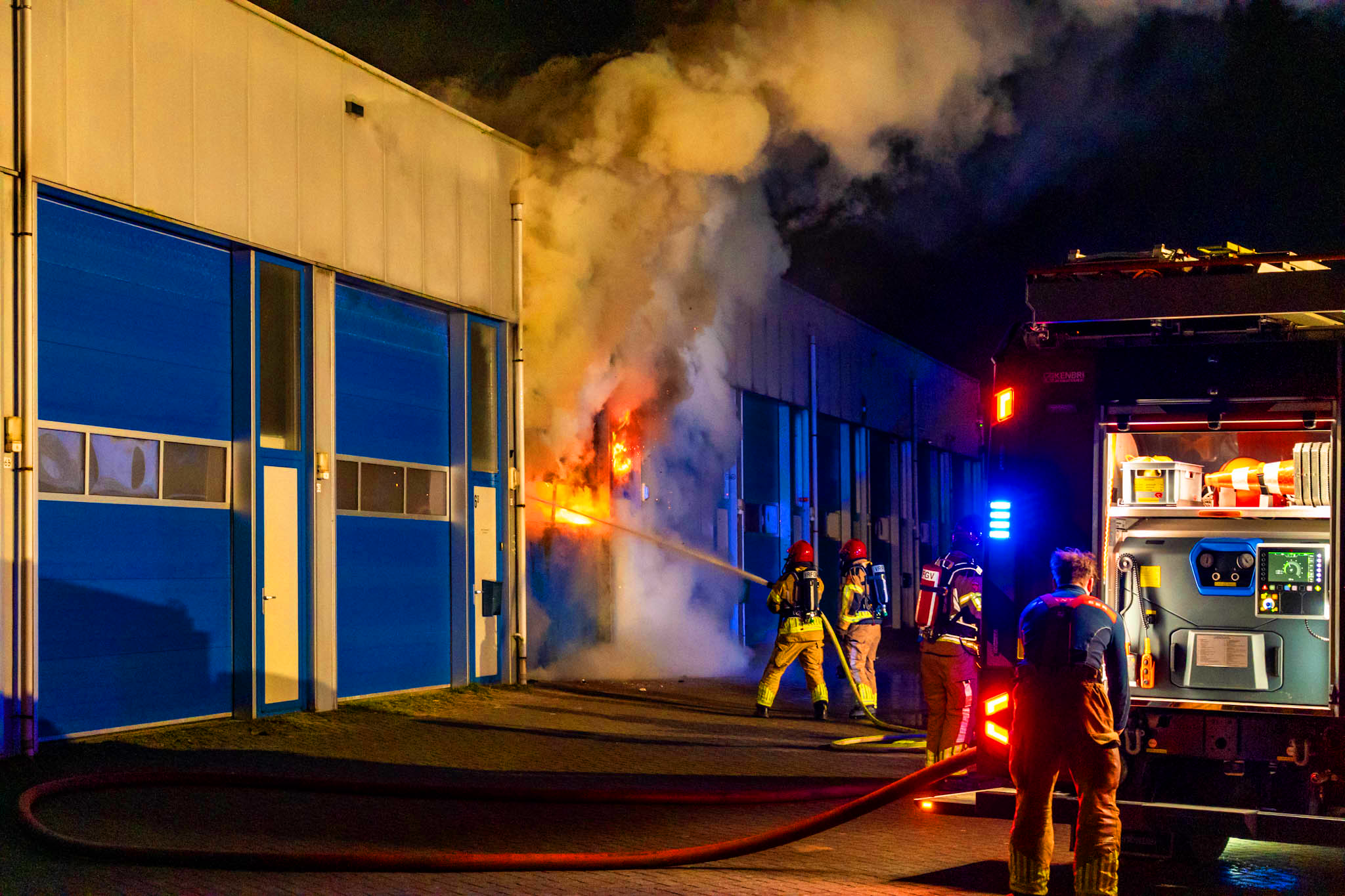 Grote uitslaande brand verwoest bedrijfspand | 112 Nieuws Nederland