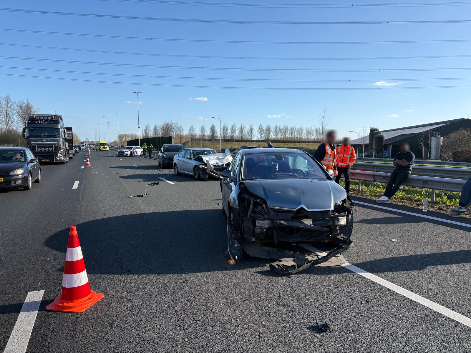 Veel schade en forse vertraging na ongeval met meerdere voertuigen | 112 Nieuws Nederland