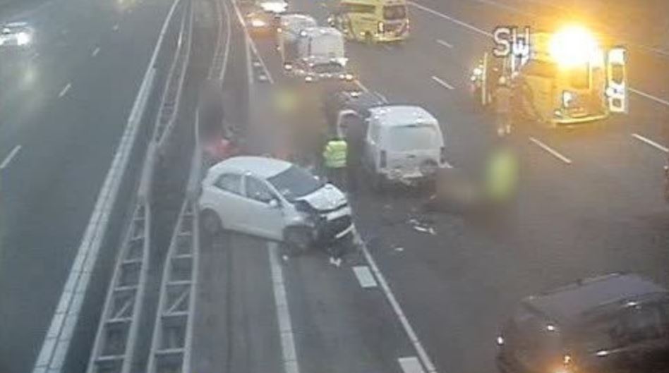 Snelweg dicht en meer dan uur file na ongeval met meerdere voertuigen | 112 Nieuws Nederland