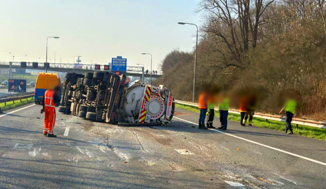 Vrachtwagen gekanteld midden op A12, weg tot 20:00 uur dicht | 112 ...