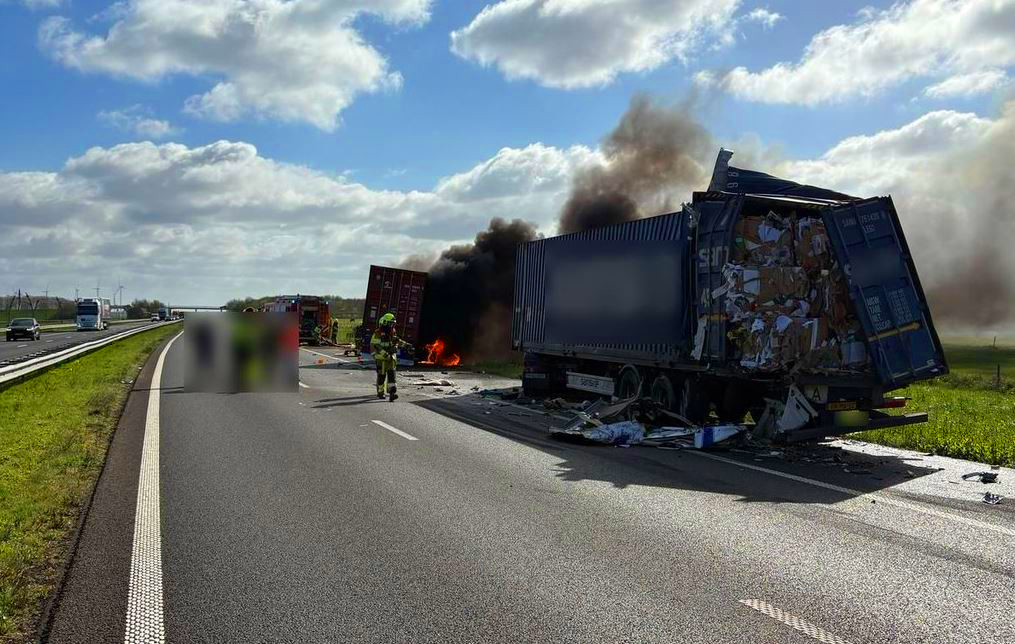 Zwaar ongeval met twee vrachtwagens op A15, vrachtwagen vliegt in brand | 112 Nieuws Nederland