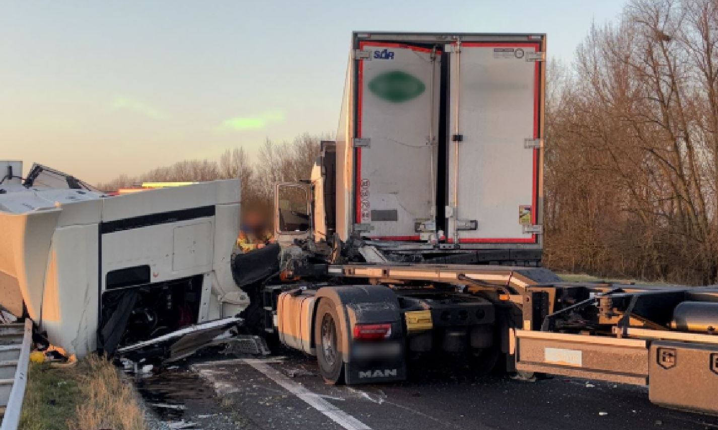 Snelweg afgesloten na fors ongeval met twee vrachtwagens | 112 Nieuws Nederland