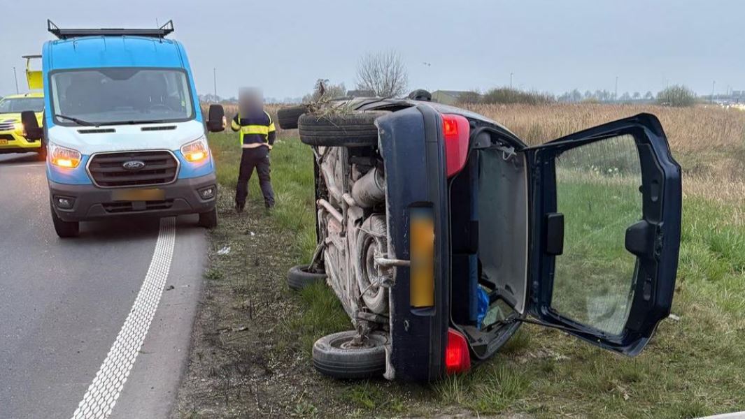Auto belandt op zijkant op snelweg, verbindingsweg dicht | 112 Nieuws Nederland