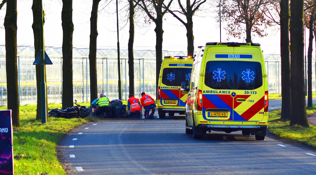 Motorrijder zwaargewond na harde botsing tegen boom | 112 Nieuws Nederland