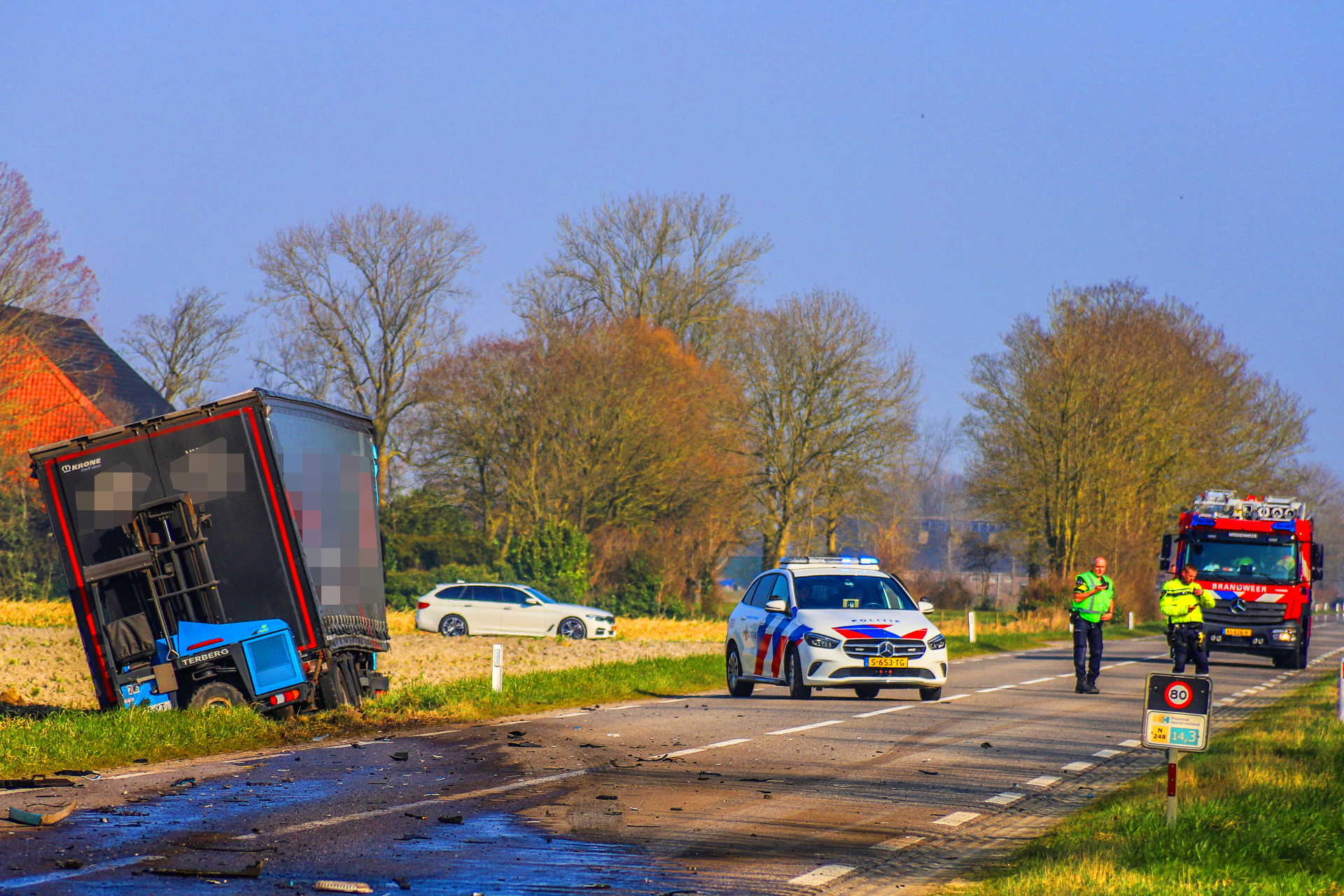 Automobilist overleden na ernstige frontale botsing met vrachtwagen | 112 Nieuws Nederland