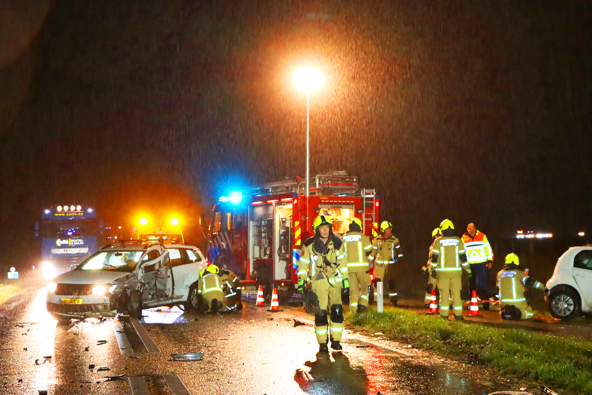 Grote ravage na ongeval met meerdere voertuigen | 112 Nieuws Nederland