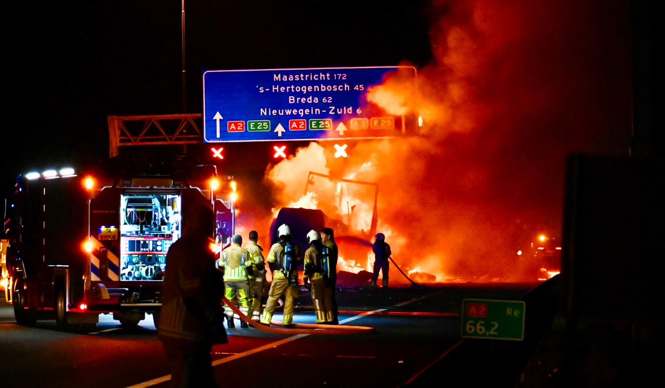 Zware crash op A2 bij Nieuwegein, vrachtwagen en bestelbus vliegen in ...