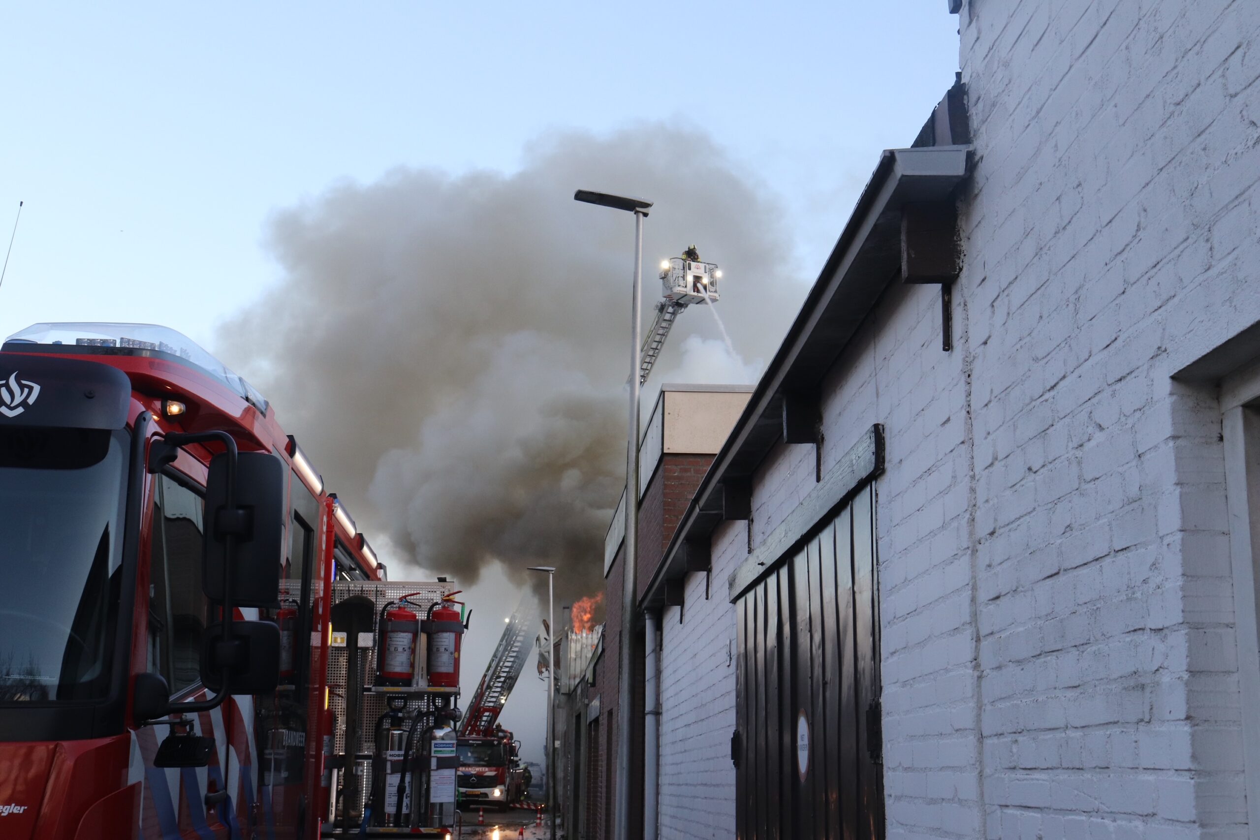 Zeer grote uitslaande brand in pand, hulpdiensten schalen groots op | 112 Nieuws Nederland