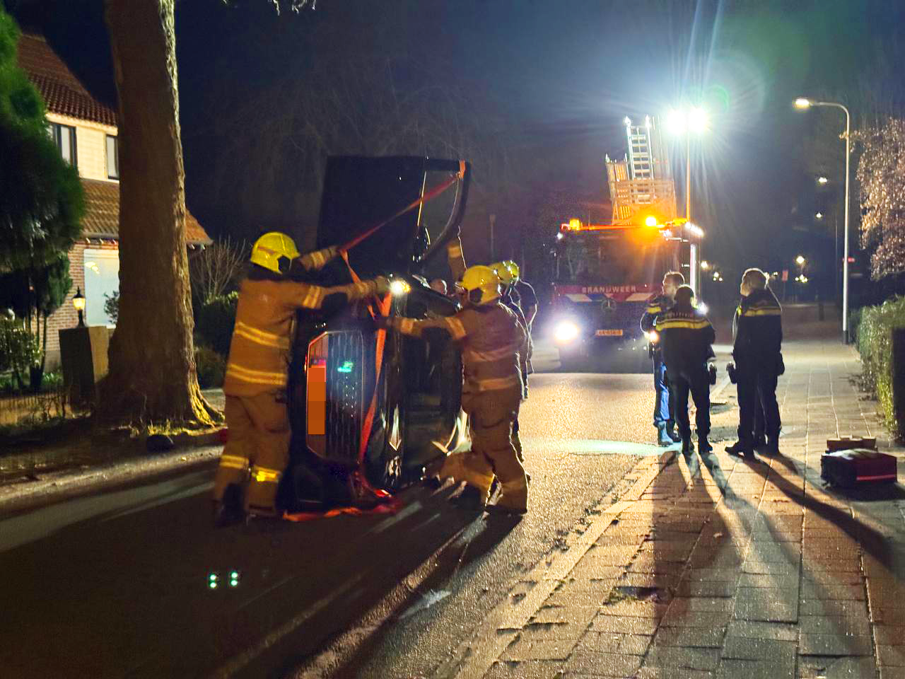 Automobilist onder invloed botst tegen boom en belandt op zijkant | 112 Nieuws Nederland