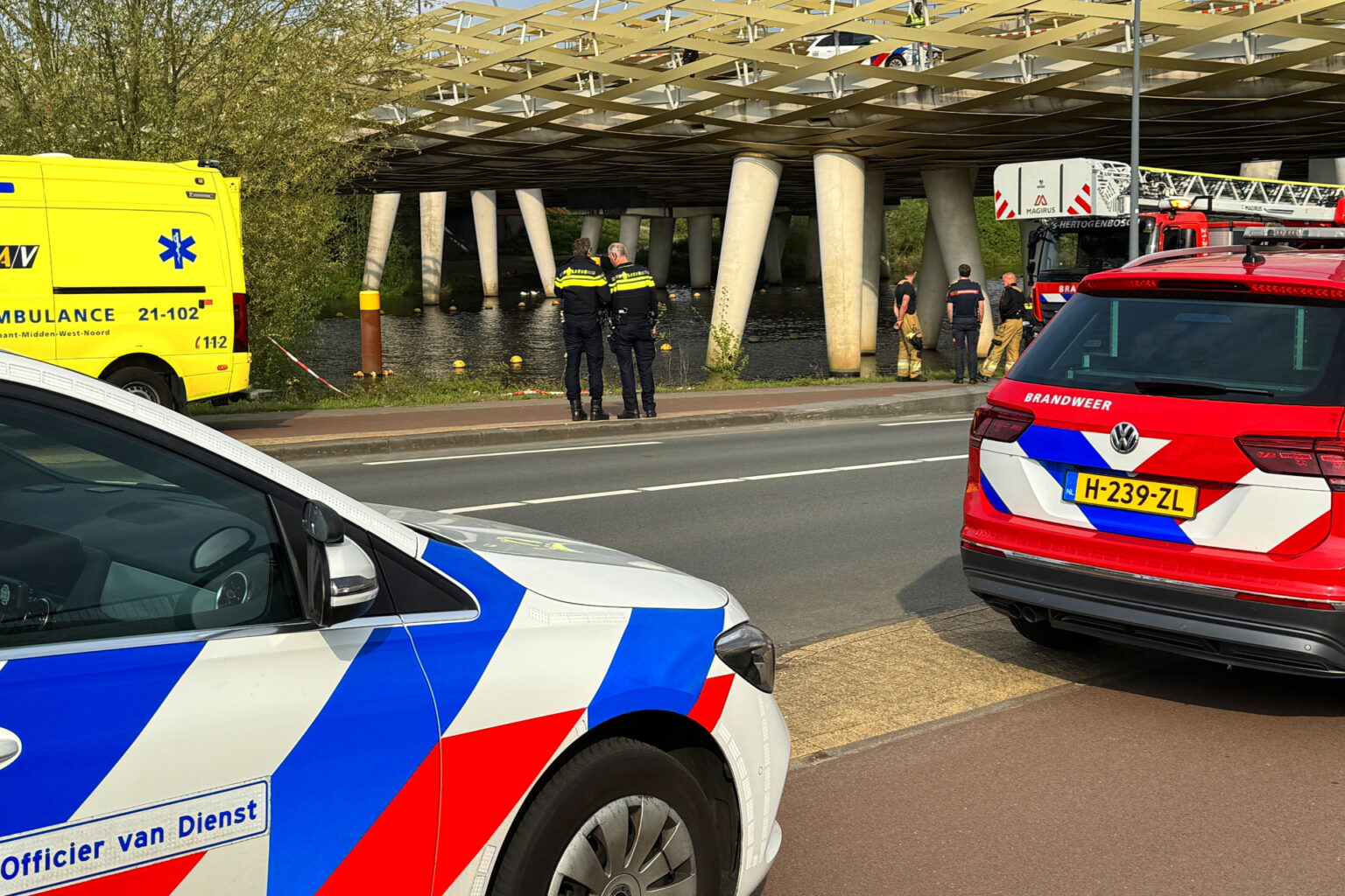 Overleden persoon gevonden in het water, politie doet onderzoek | 112 Nieuws Nederland