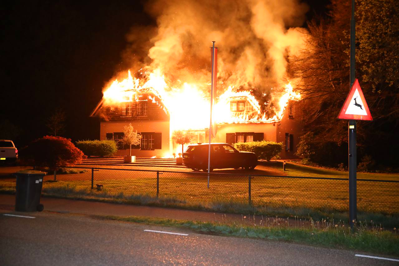 Enorme vuurzee verwoest rietgedekte villa, bewoner gewond naar ...