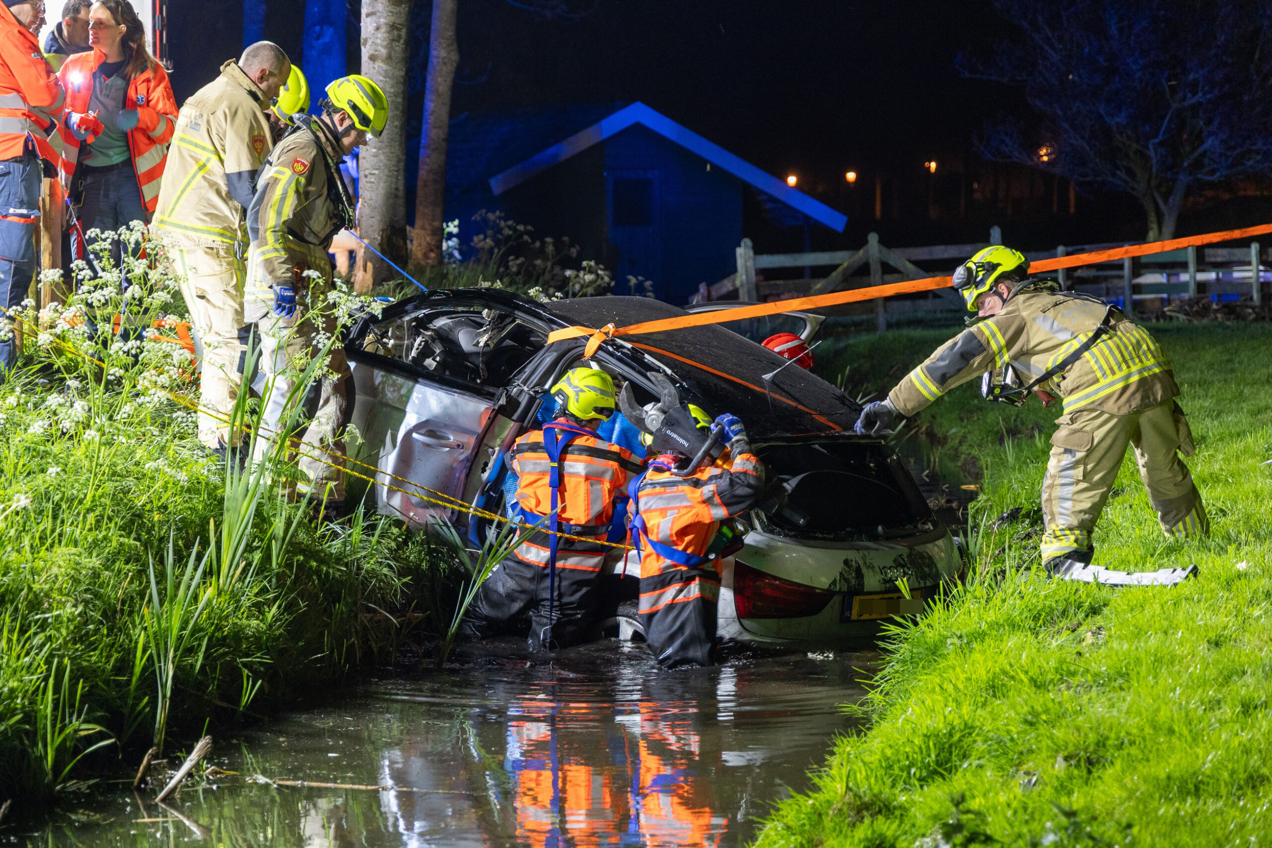 Zwaar ongeval: automobilist botst frontaal tegen boom en belandt in sloot | 112 Nieuws Nederland