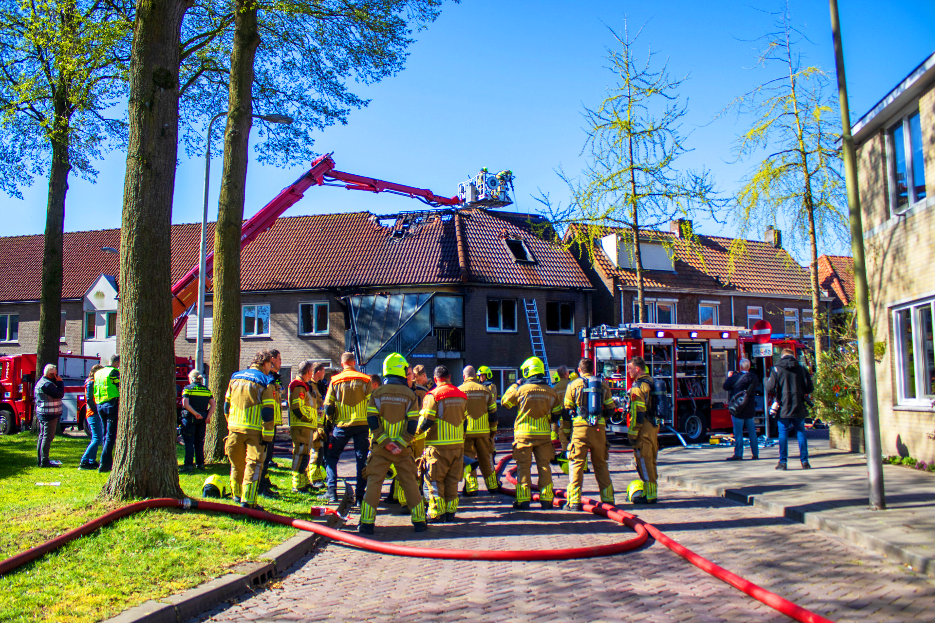 Overleden persoon gevonden na grote uitslaande woningbrand | 112 Nieuws Nederland