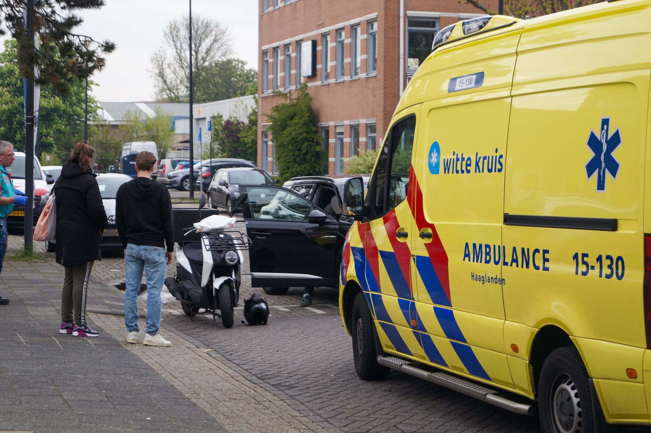 Scooterrijder botst op automobilist bij uitrit | 112 Nieuws Nederland