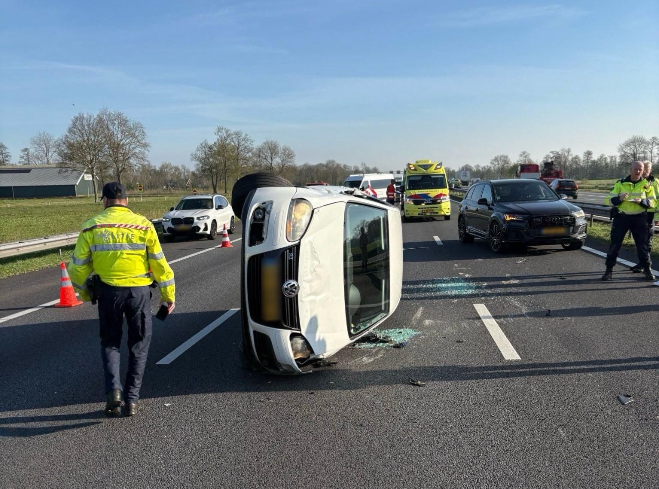 Auto op zijkant na fors ongeval, 60 minuten file | 112 Nieuws Nederland