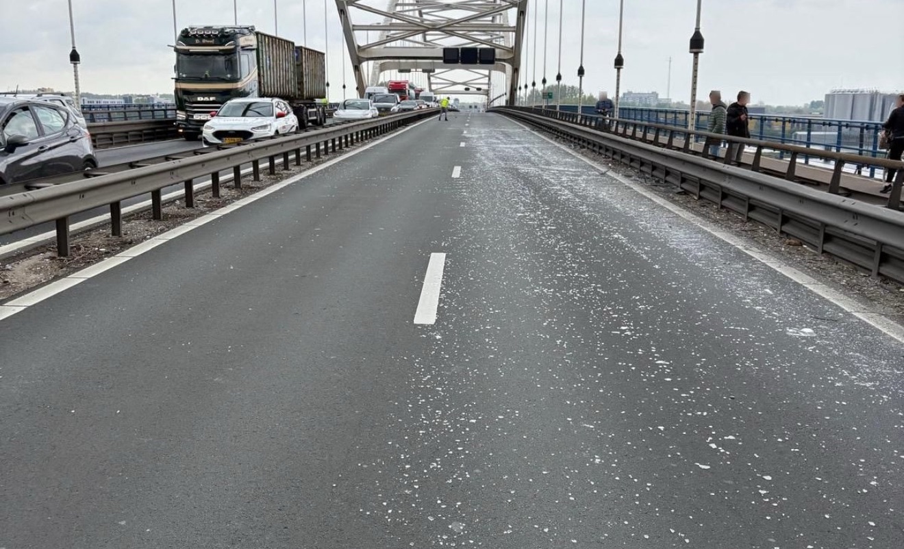 Snelweg bezaaid met glas, ruim 70 minuten file | 112 Nieuws Nederland
