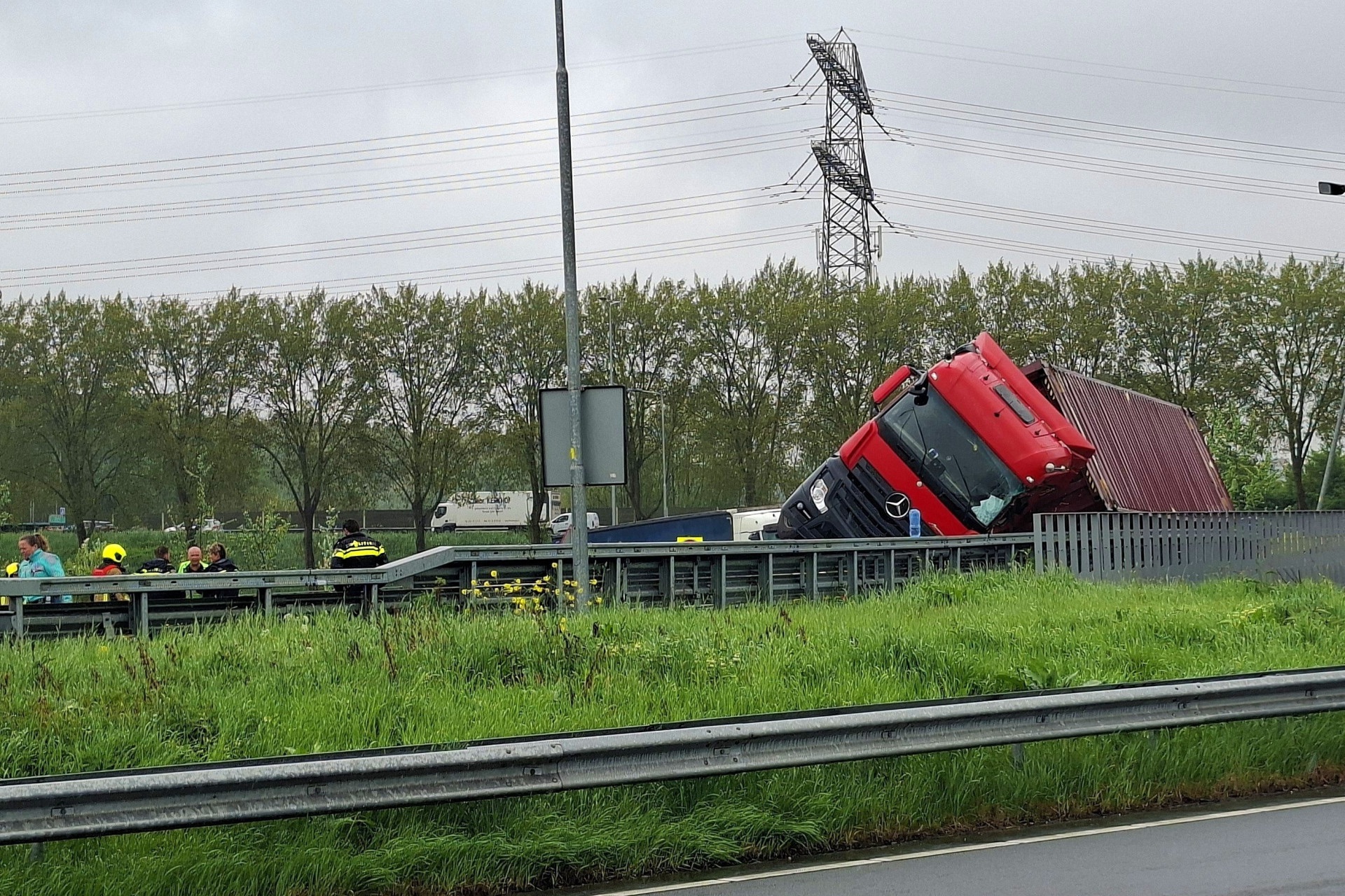 Vrachtwagen gekanteld op snelweg en belandt op vangrail | 112 Nieuws Nederland