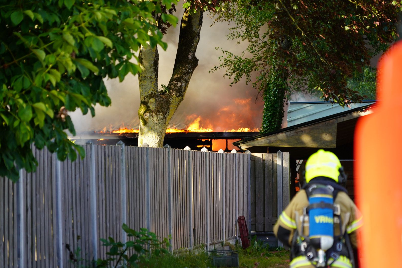 Grote uitslaande brand in schuur, NL-Alert verstuurd vanwege hevige rookontwikkeling | 112 ...
