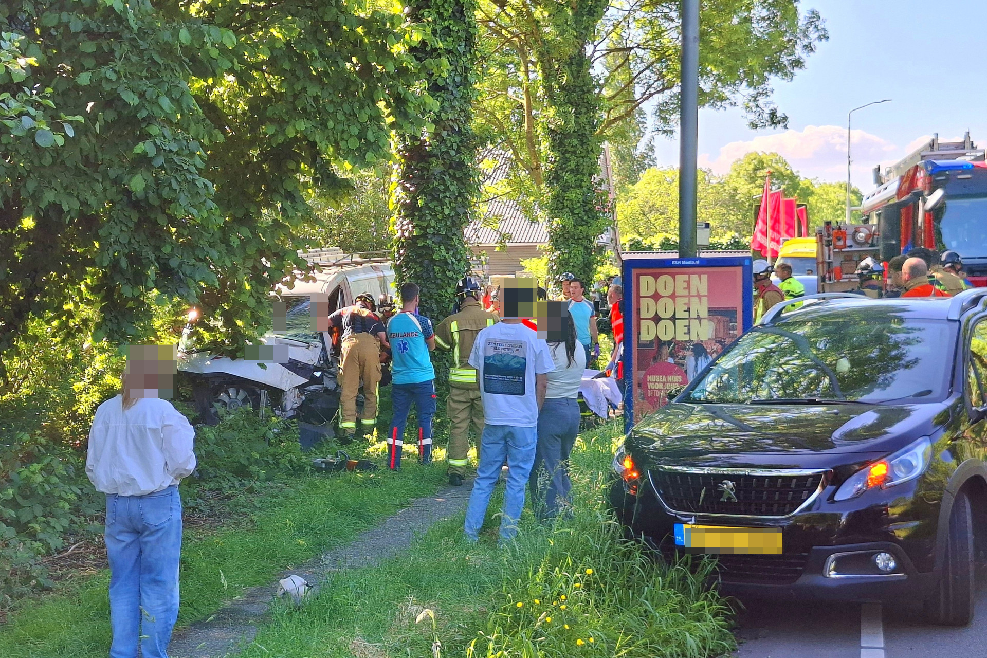 Zwaar ongeval, bestuurder bestelbus bekneld na botsing tegen boom | 112 Nieuws Nederland