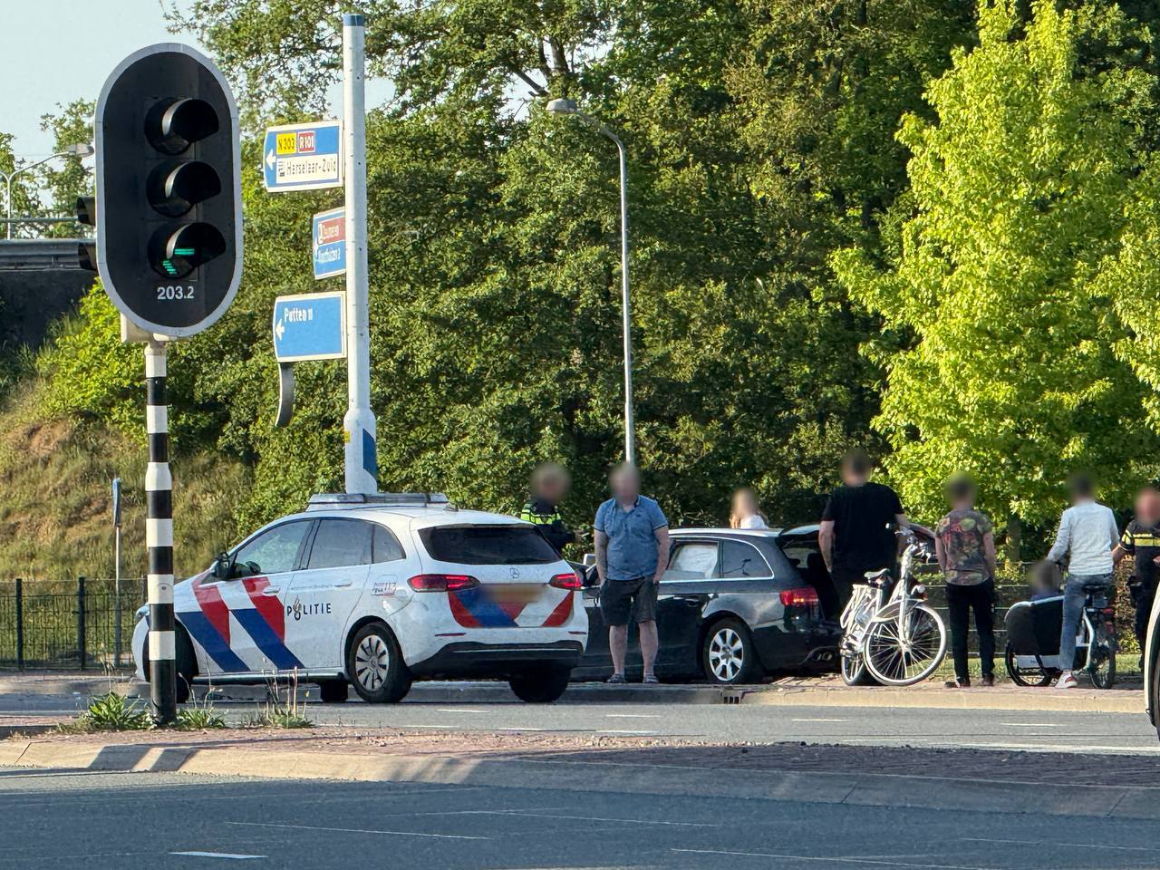 Automobilist botst hard tegen verkeerspaal, bestuurder mee met politie | 112 Nieuws Nederland