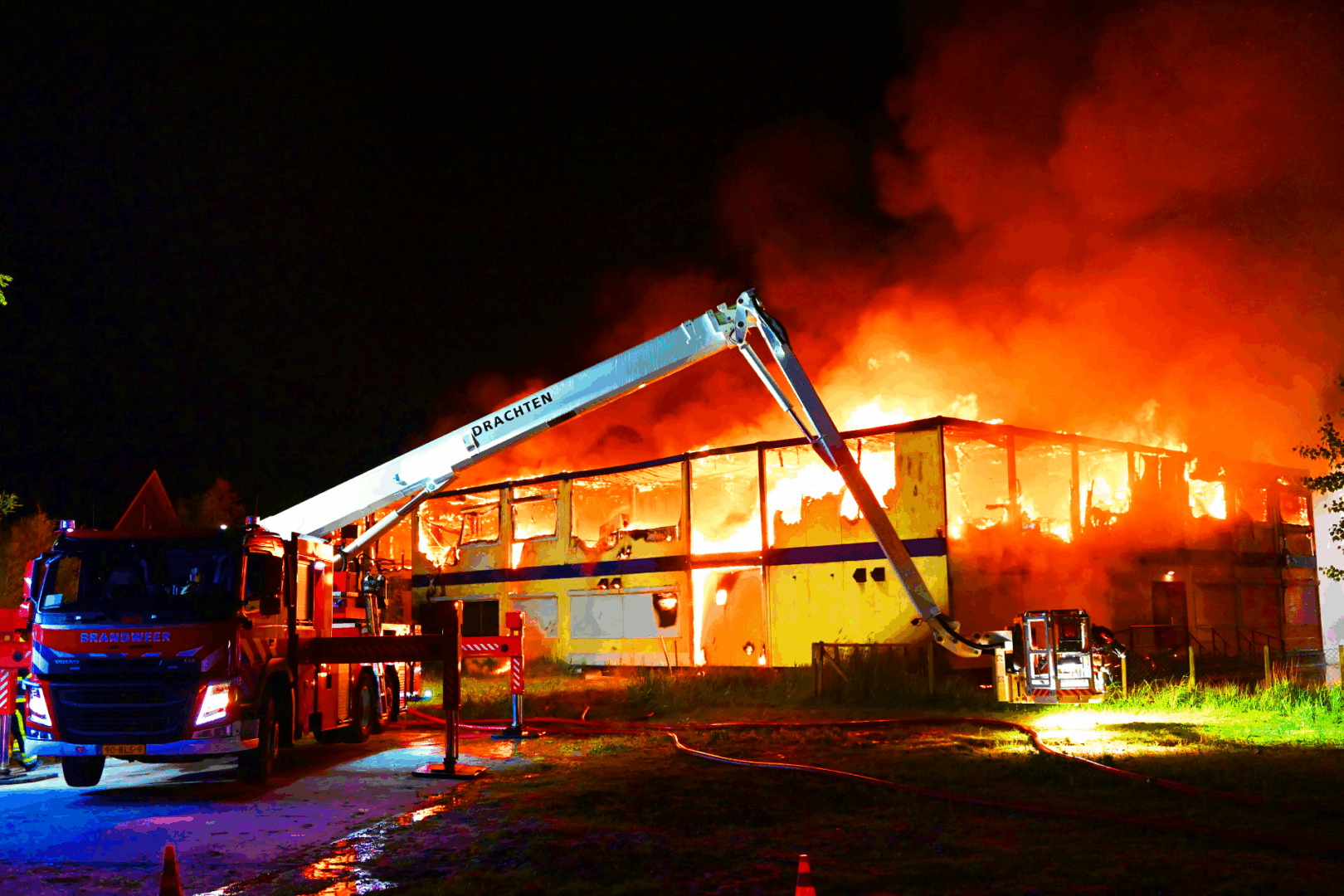 Zeer grote uitslaande brand verwoest noodlokalen basisschool | 112 Nieuws Nederland