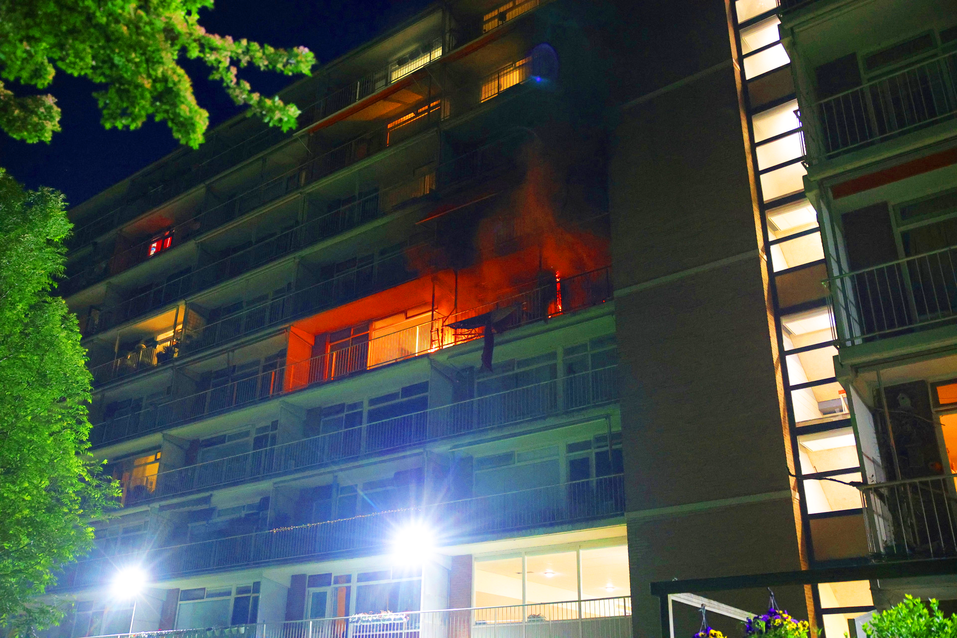 Grote uitslaande brand in appartementencomplex, twee slachtoffers naar ziekenhuis | 112 Nieuws ...