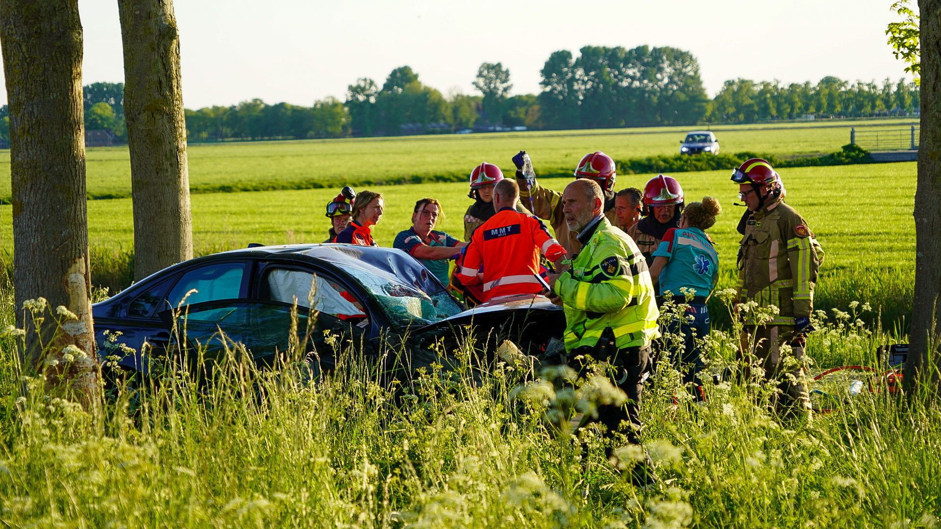 Twee zwaargewonden na heftig ongeval op snelweg, auto botst tegen boom | 112 Nieuws Nederland