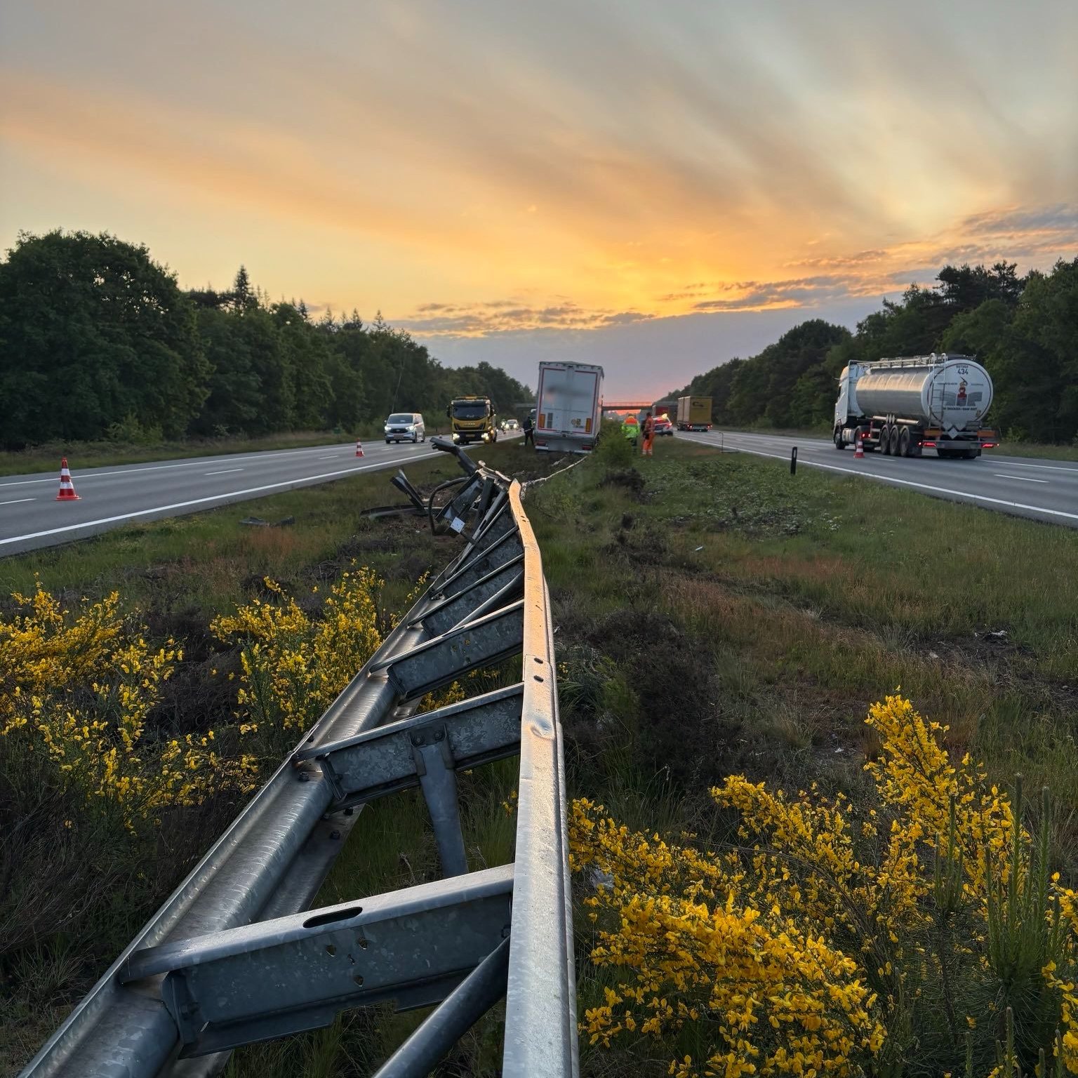 Vrachtwagen rijdt dwars door middengeleider op snelweg | 112 Nieuws ...