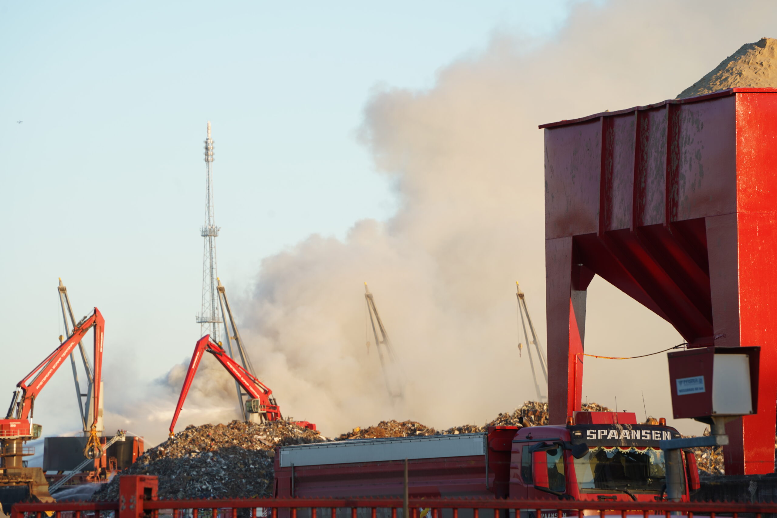 Al meer dan 12 uur grote brand op schip, meerdere NL-Alerts verstuurd ...