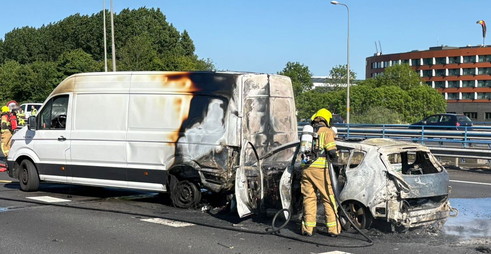 Snelweg volledig dicht en 125 minuten file na forse brand | 112 Nieuws Nederland