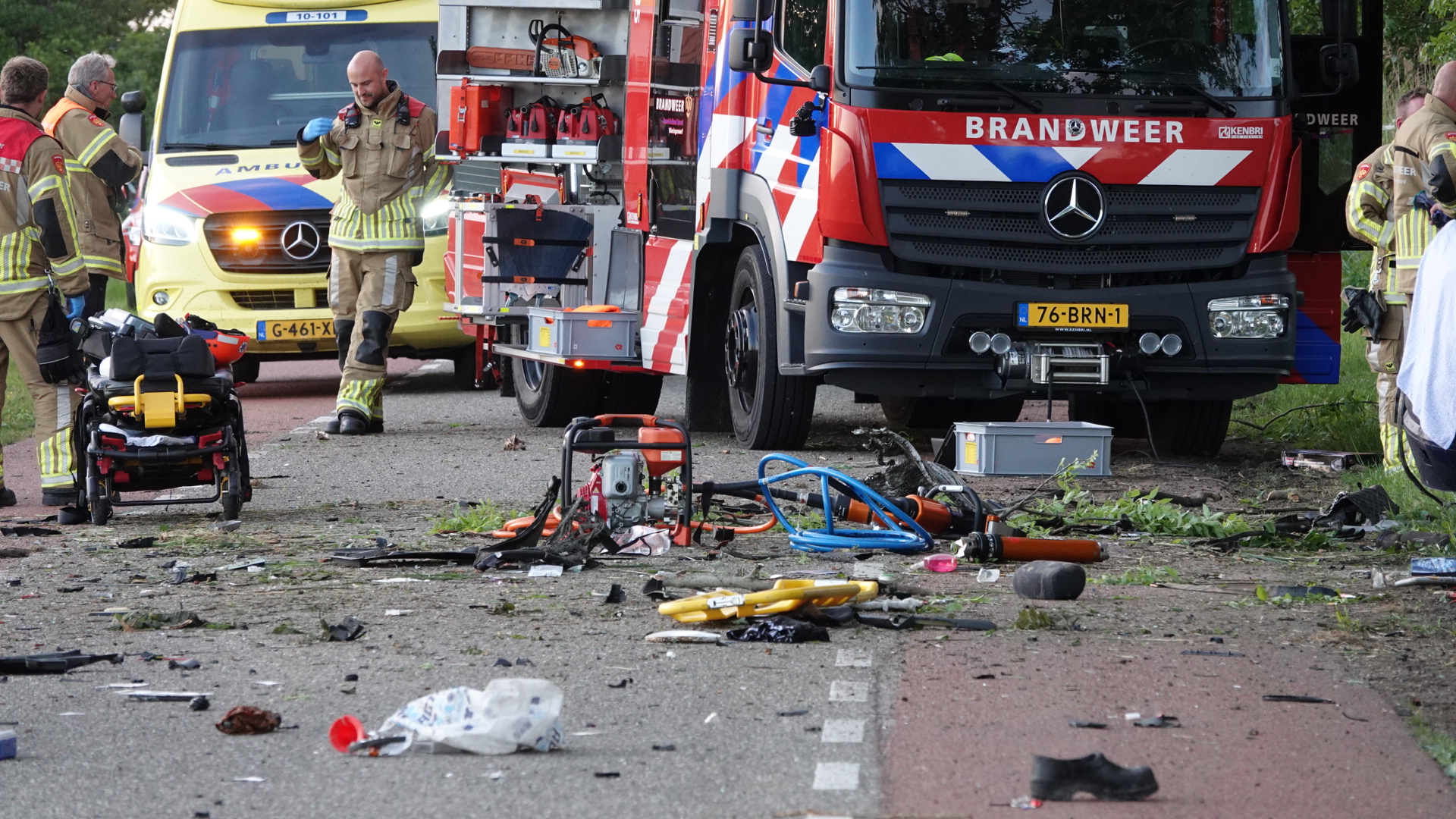 Zwaar ongeval en enorme ravage op de weg, auto botst hard tegen boom | 112 Nieuws Nederland