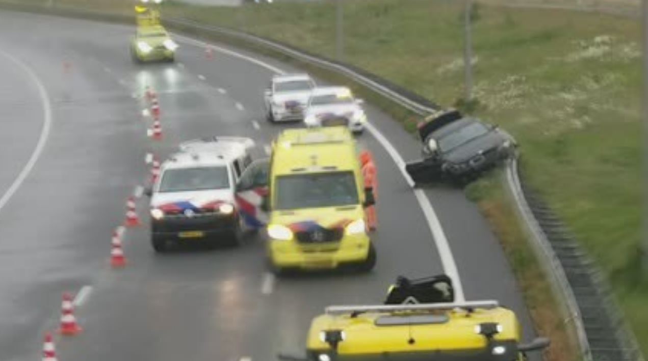 Weg dicht na fors ongeval, auto belandt tegen vangrail | 112 Nieuws Nederland