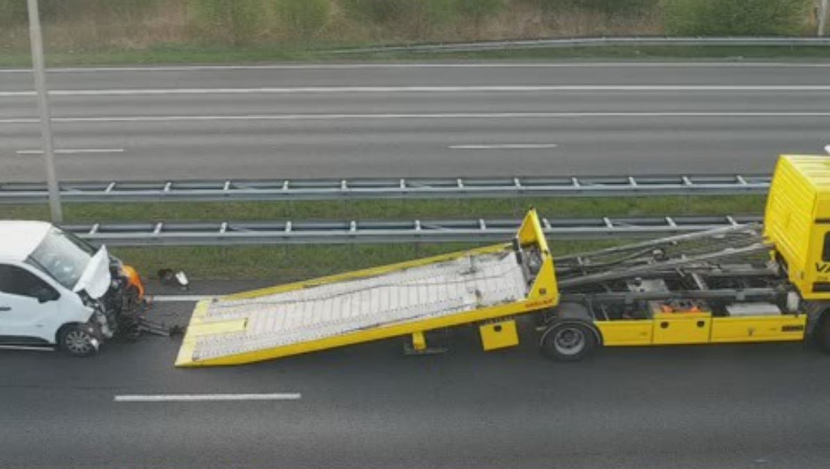 Busje zwaar beschadigd na ongeval, 35 minuten file | 112 Nieuws Nederland