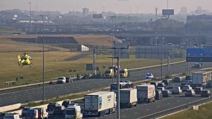 Zwaar ongeval met meerdere voertuigen, traumahelikopter landt op snelweg | 112 Nieuws Nederland