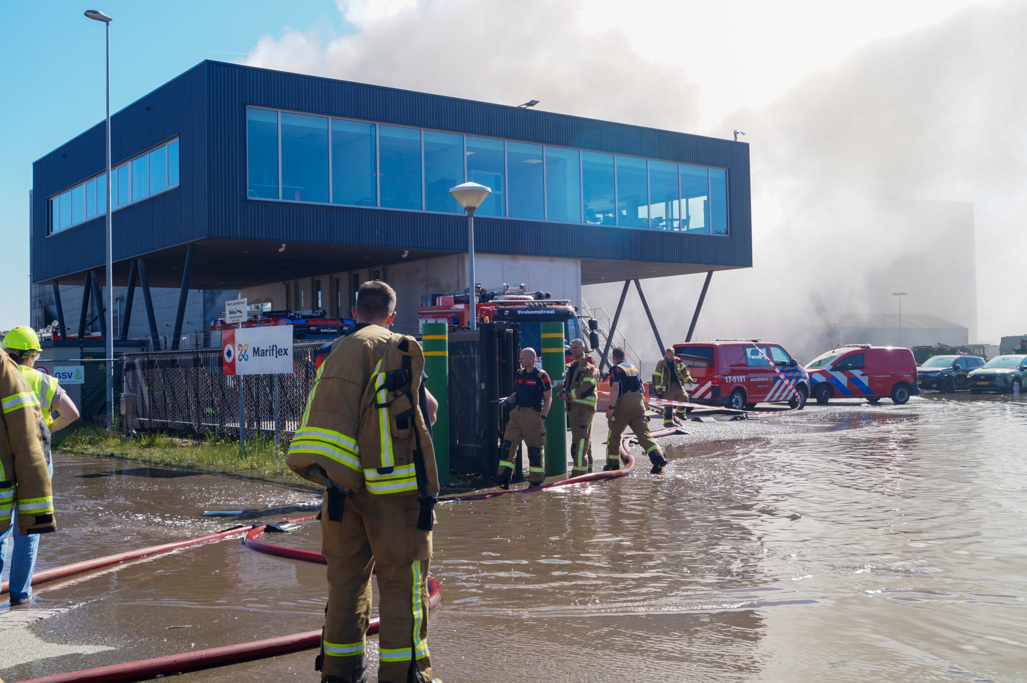 Zeer Grote Brand bij Recyclingbedrijf: Brandweer nog uren bezig met ...