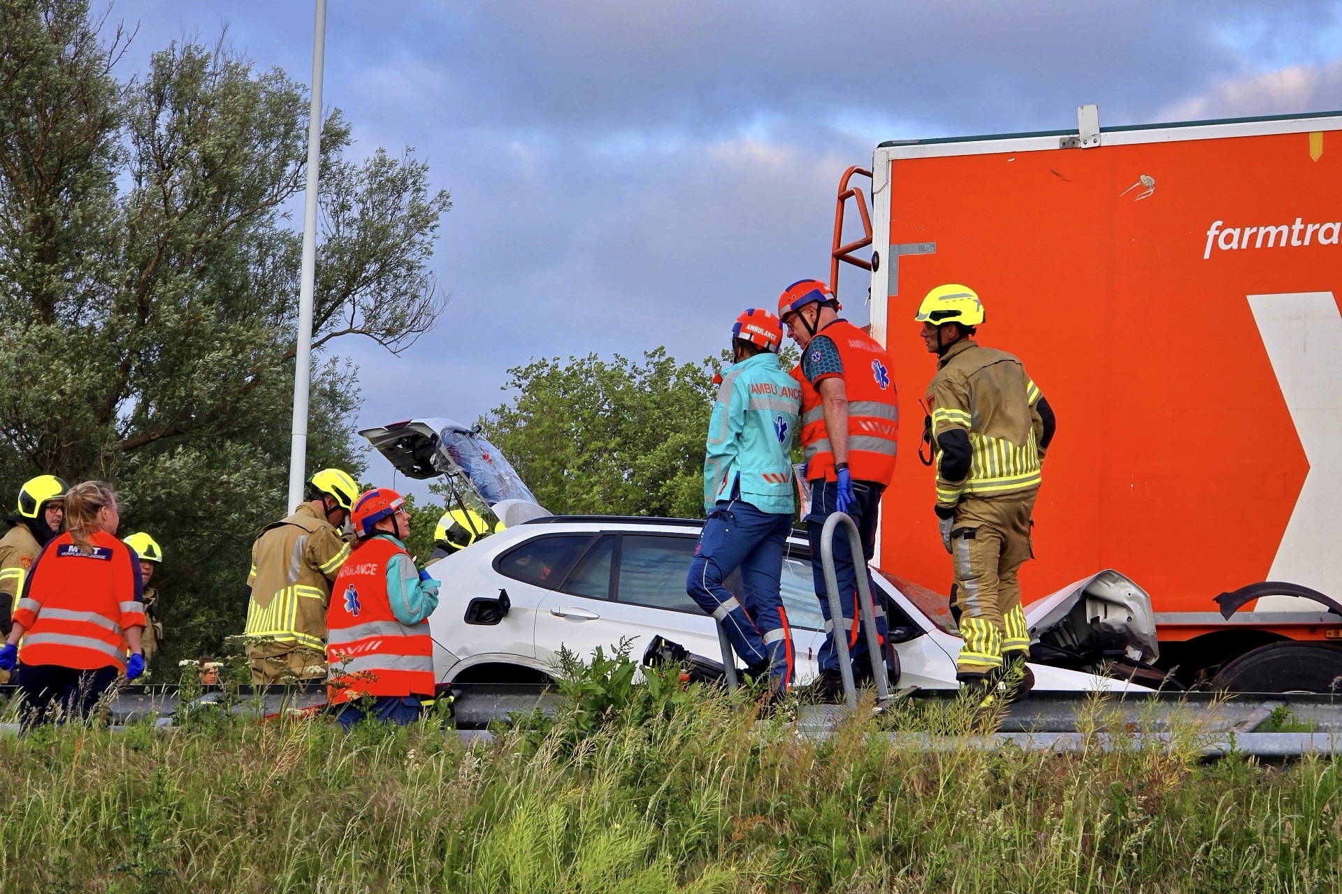 Ernstig ongeval op snelweg, auto belandt onder trailer vrachtwagen | 112 Nieuws Nederland