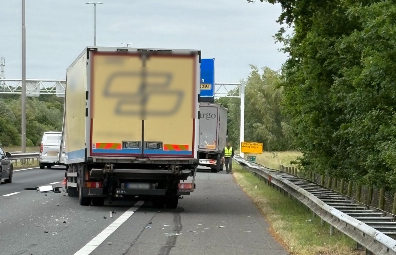 Forse schade en 40 minuten file na ongeval met vrachtwagen | 112 Nieuws Nederland