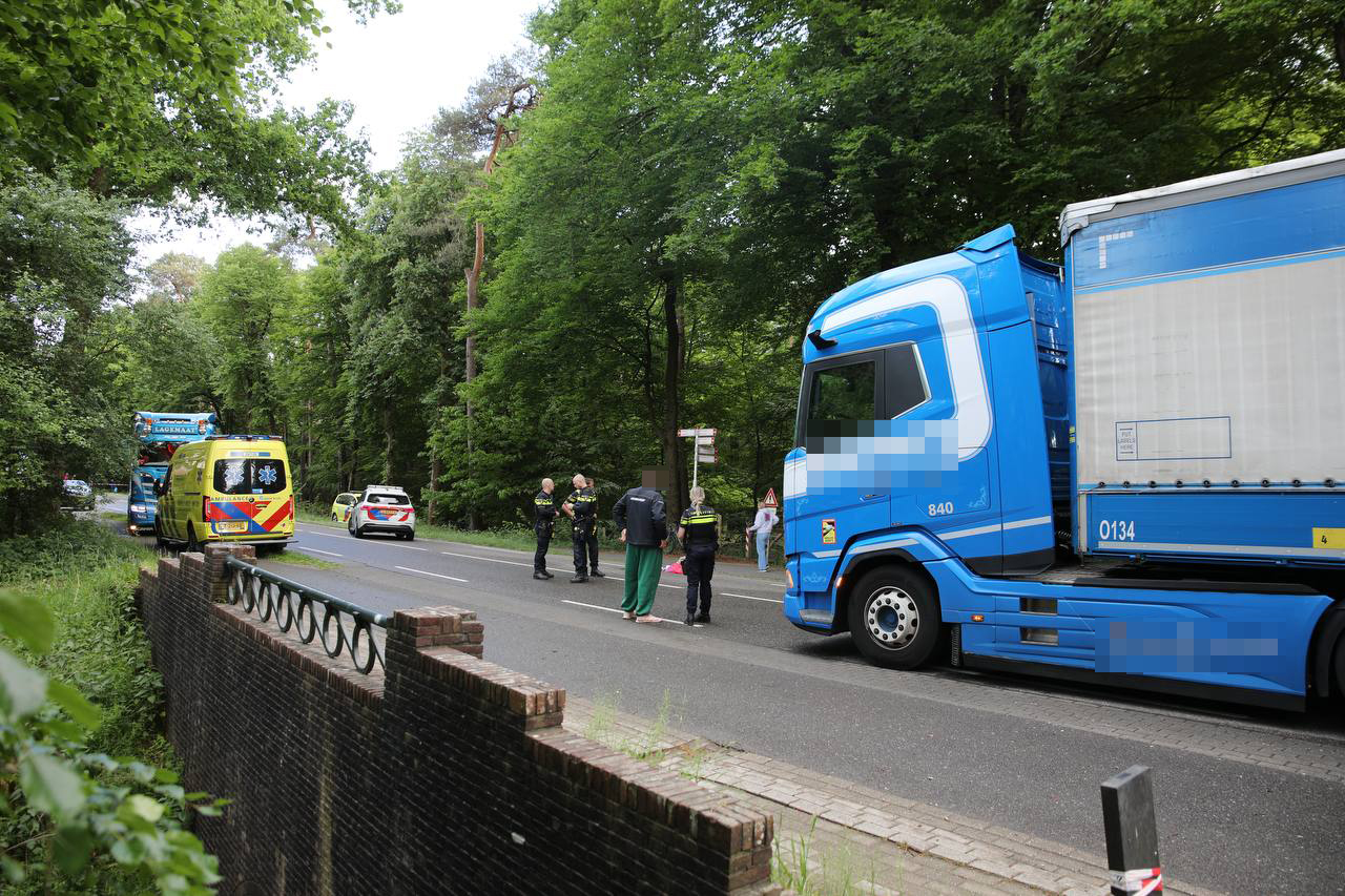 Fietser ernstig gewond na aanrijding met vrachtwagen | 112 Nieuws Nederland