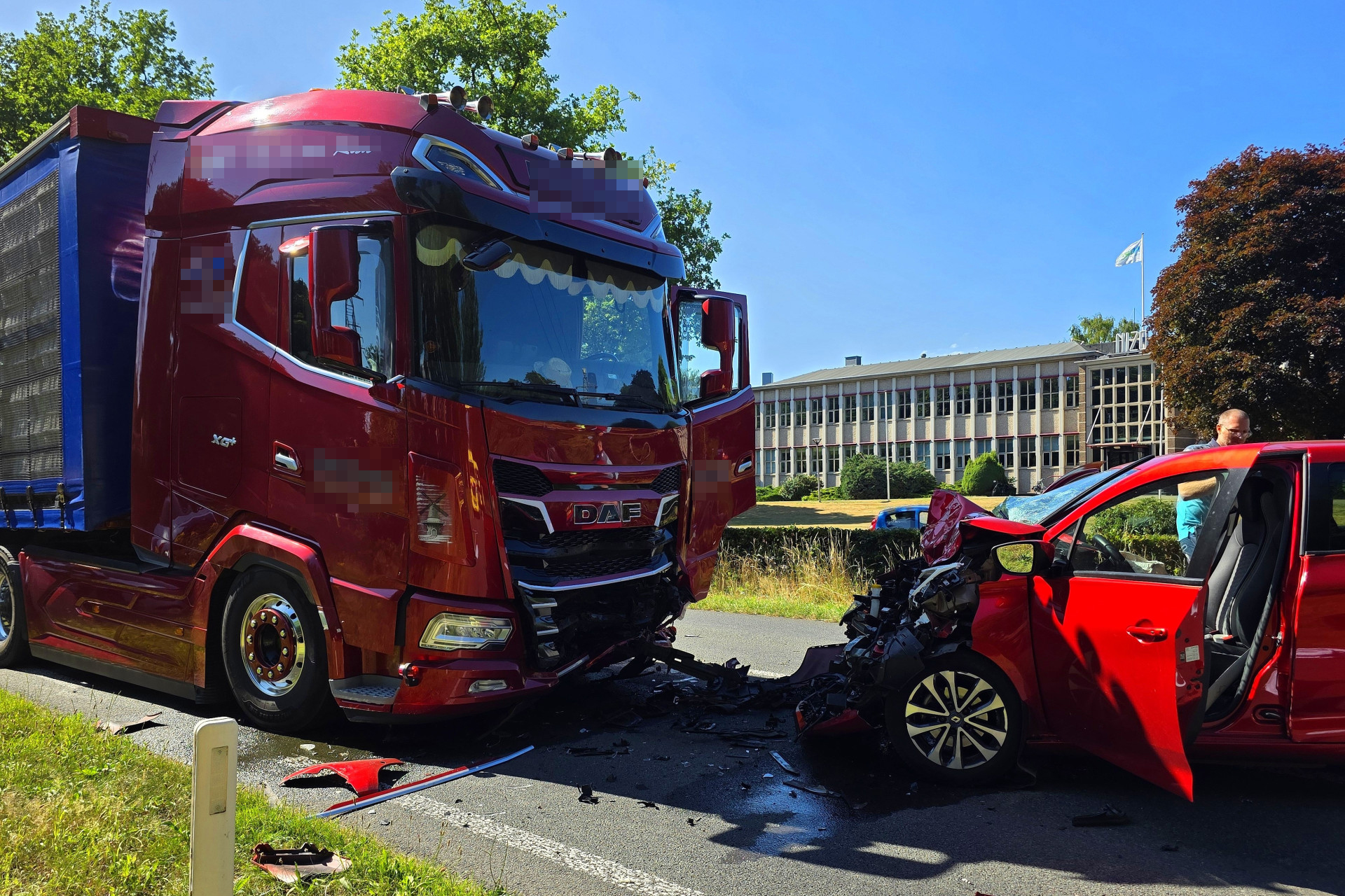 Zware frontale botsing tussen vrachtwagen en automobilist | 112 Nieuws Nederland