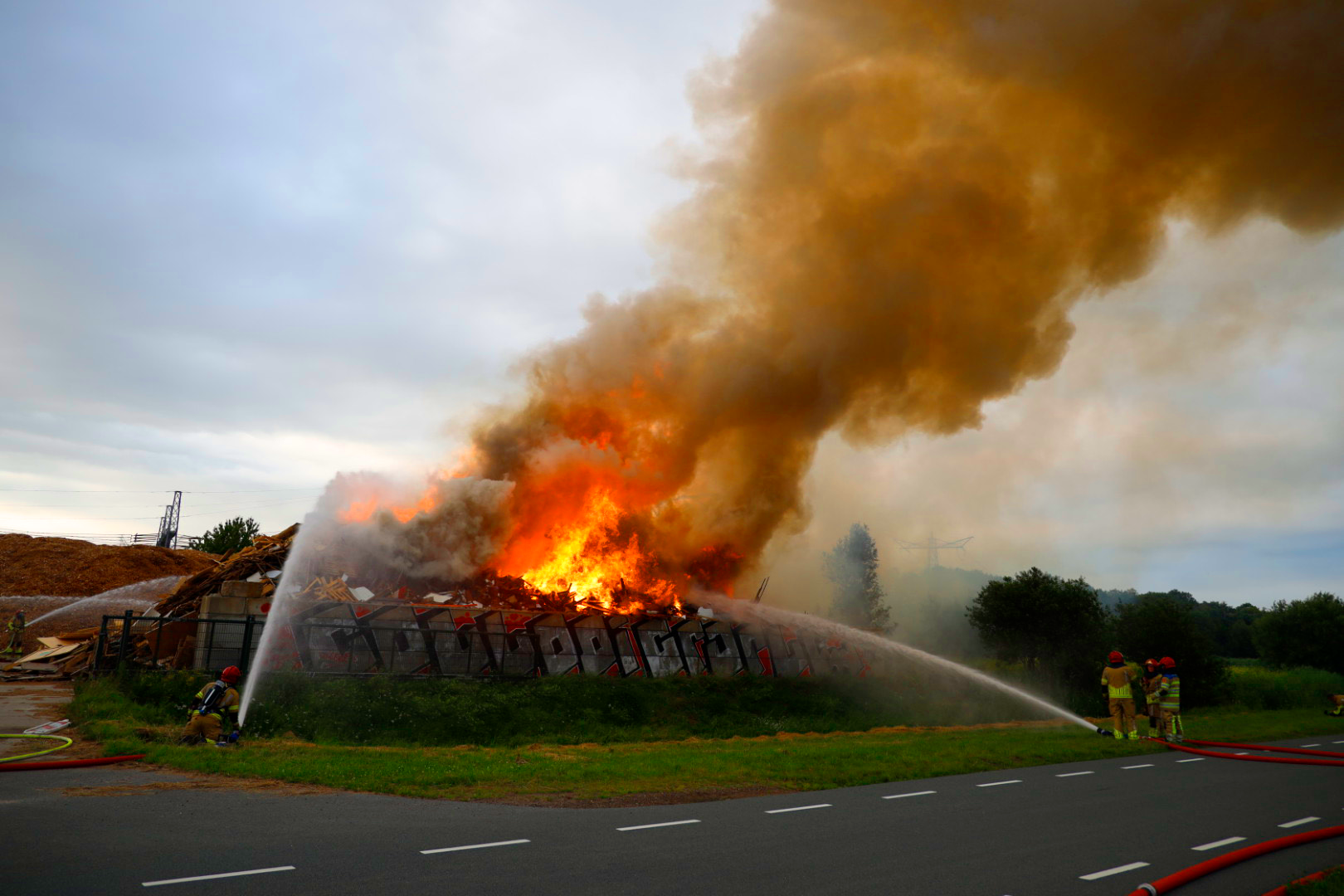 Snelweg dicht vanwege grote brand bij recyclingbedrijf | 112 Nieuws Nederland